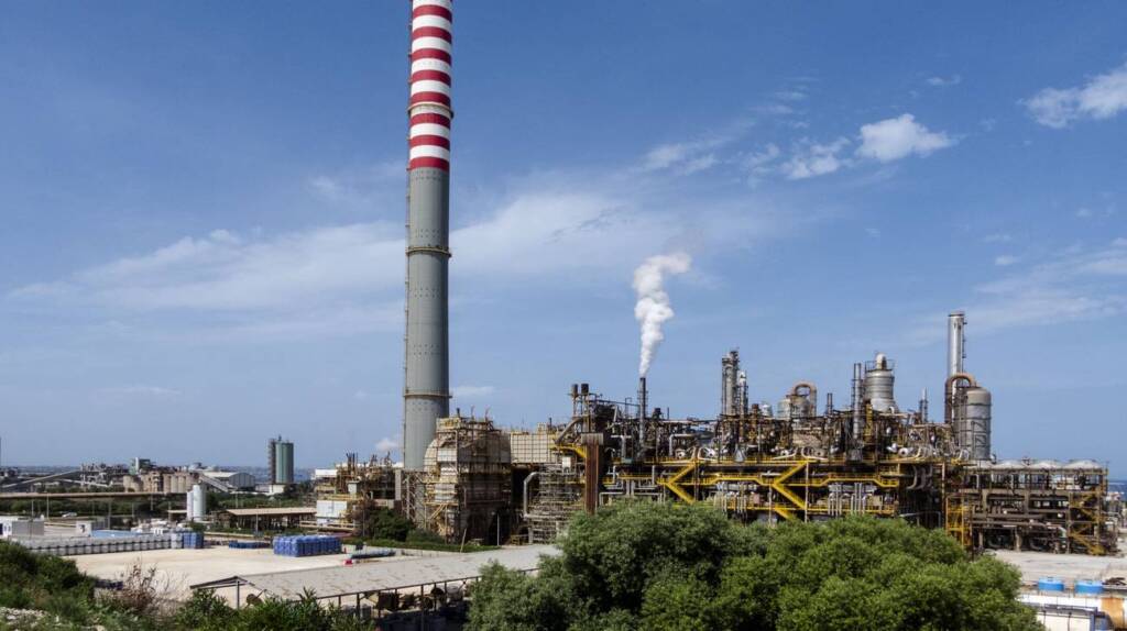 Lukoil: la raffineria italiana ISAB non chiuderà