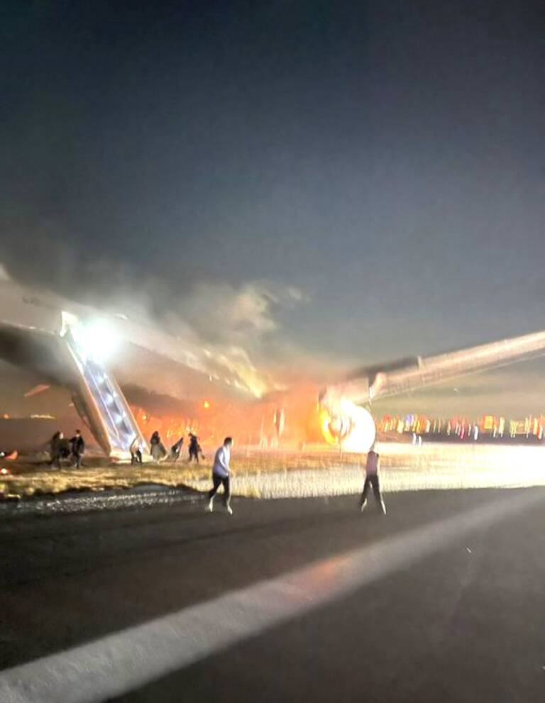 Japan: collision between two planes at Haneda airport causes huge fire ...