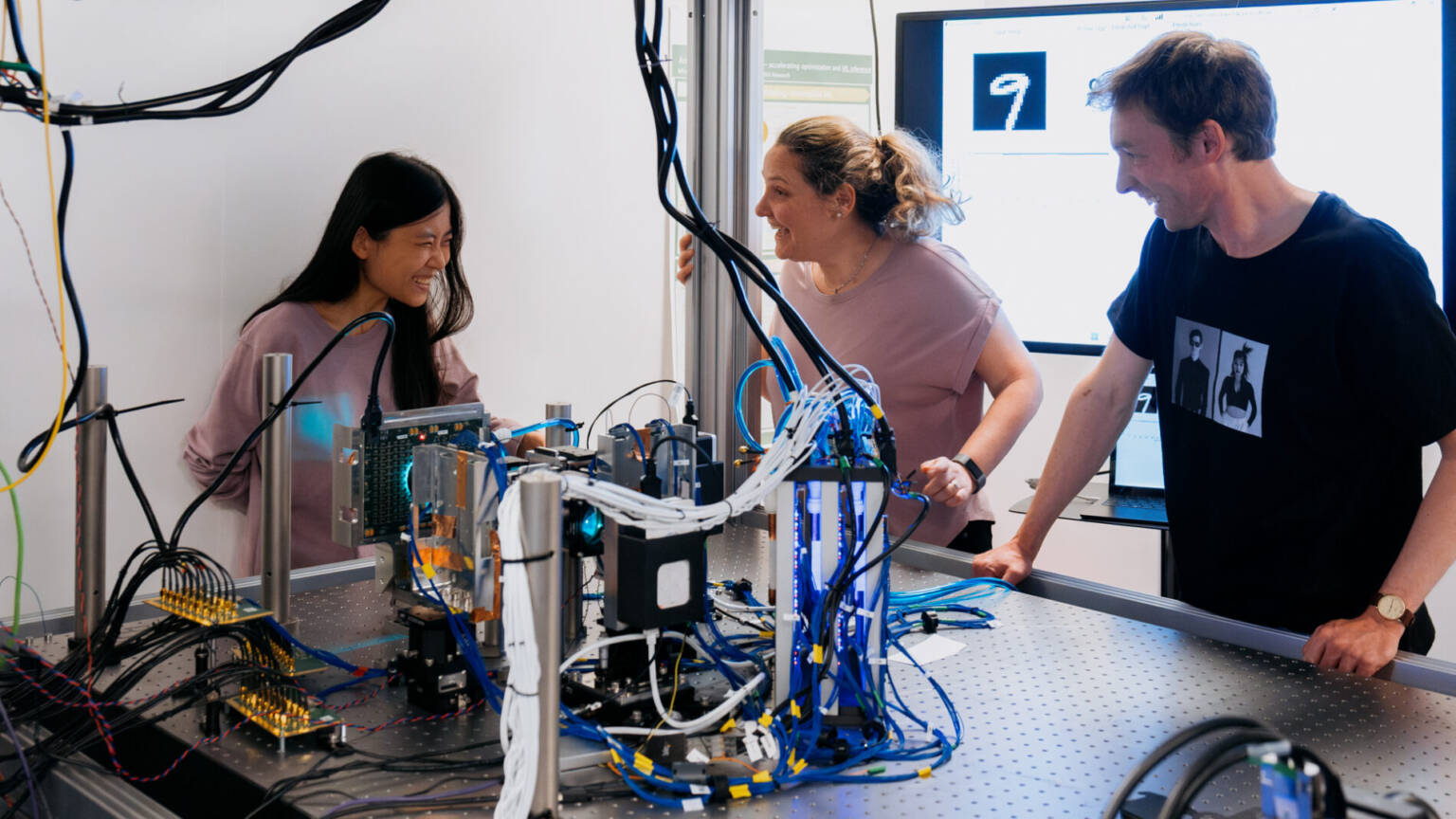 Il computer "a luce" di Microsoft promette una rivoluzione: più veloce ...